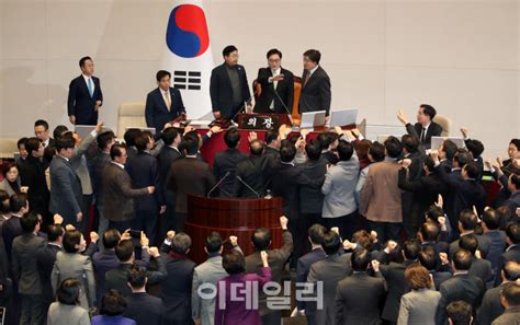이데일리 정치 포토 포토 의장석 앞에서 항의하는 국민의힘 Zum 뉴스