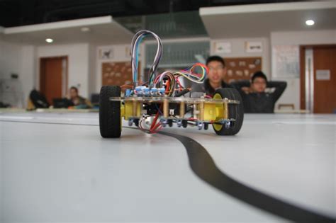 机器人协会智能小车循迹比赛成功举行 同济大学机械与能源工程学院