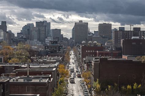 몬트리올 스카이 라인은 르 빌리지 몬트리올의 주거 지역에서 가져온 Cbd 비즈니스 고층 빌딩의 상징적 인 건물이 퀘벡의 주요 도시 이며 캐나다의 두 번째 도시입니다