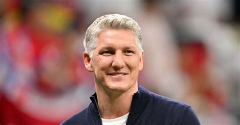 뮌헨 레전드 슈바인슈타이거 케인에 유혹 “커리어에 우승컵 하나는 있어야지”