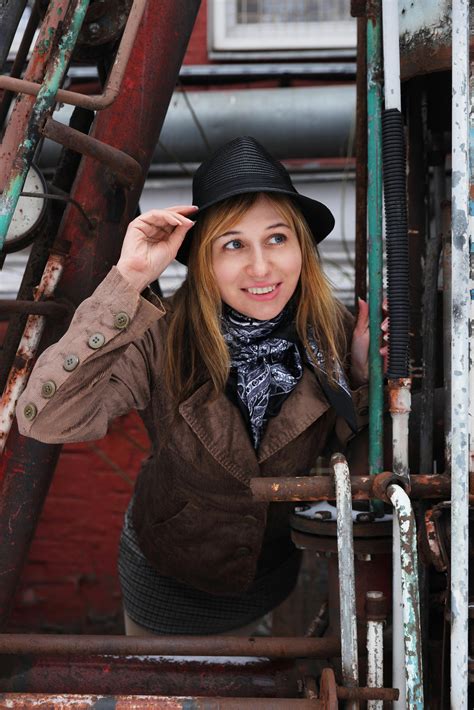 들판 모델 상의 탈의 수직 쐈어 스타일 얼굴 변장 여름 인식 할 수없는 자켓 카우보이 모자 코스튬 패션 포즈를 취하는에 관한 무료 스톡 사진