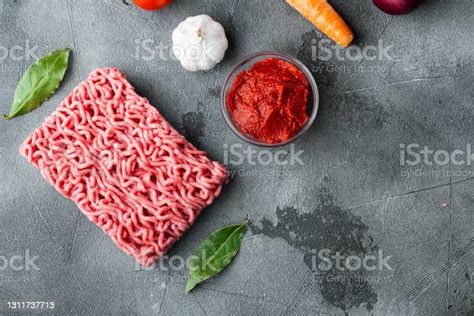 볼로네즈 소스 다진 쇠고기 고기 토마토와 허브 회색 돌 배경 상단 보기 평평한 평지에 요리재료 텍스트 복사 공간 0명에 대한 스톡 사진 및 기타 이미지 Istock