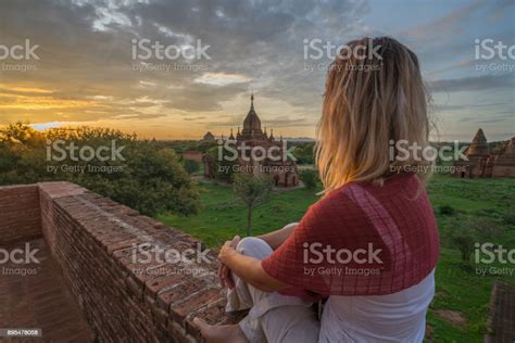 일출 미얀마 바간 고고학 영역을 고민 하는 백인 젊은 여자 바간에 대한 스톡 사진 및 기타 이미지 바간 20 29세 건축물 Istock