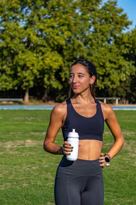 Bella Ragazza Magra Vestita Di Abbigliamento Sportivo Avvincente Con Una Bevanda Isotonica Con