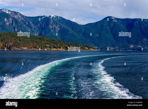 Service Dans La Baie Howe De Derrière Un Bc Ferry Voyageant De