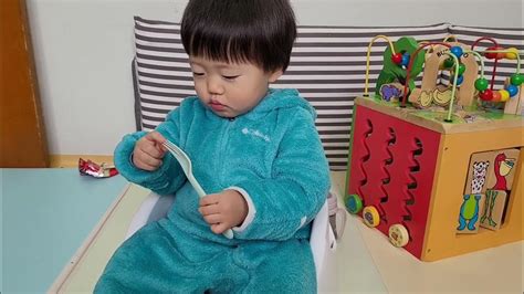 딸기귀신 딸기다먹고 아쉬워 포크만 만지작~ Youtube