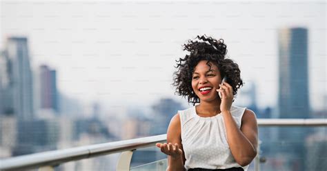 런던 옥상 전망 파노라마를 배경으로 서 있는 흑인 사업가의 초상화 전화를 걸고 있습니다 공간을 복사합니다 사진 Unsplash의 머리 이미지