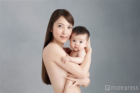 画像 中山エミリ親子ヌードを大胆披露 一糸まとわず美ボディあらわ モデルプレス