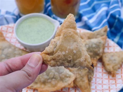 This Muslim Girl Bakes Mini Pakistani Lamb Samosas