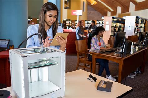 십대 전문대학교 여자아이 디지털 태블릿 및 3d 프린터 3차원 인쇄에 대한 스톡 사진 및 기타 이미지 3차원 인쇄 도서관 컴퓨터 프린터 Istock