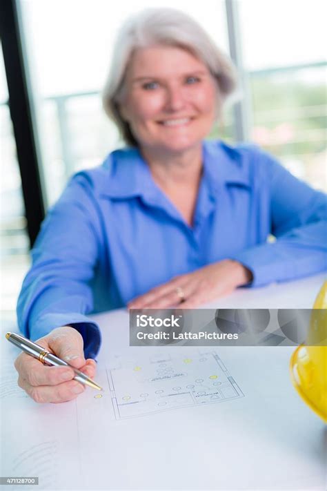 확신함 노인 여성 건축설계사 대비하고 계획을 테스크에 2015년에 대한 스톡 사진 및 기타 이미지 2015년 건축가 계획 Istock