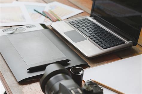 직장디지털 태블릿 컴퓨터 컬러 견본 카탈로그 샘플 선택에서 그래픽 디자이너의 책상 창의력 편집기 아이디어 디자이너 개념 Cmyk