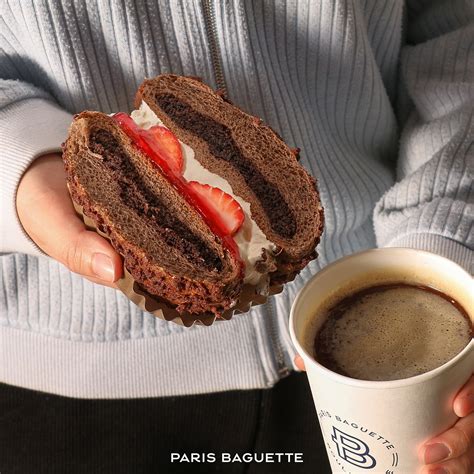 파리바게뜨 딸기와 초코의 맛없없 필승 조합 초코 풍미 가~득한 초코 맘모스빵에 바닐라빈 콕콕 박힌 우유크림과 상큼한 겨울 딸기를 더하면 한입 가득 베리 스페셜한