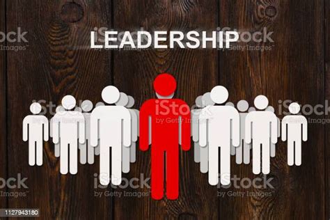 리더십 개념입니다 종이 나무 배경에 남자 추상 개념 이미지 1위에 대한 스톡 사진 및 기타 이미지 1위 개념 개념과 주제 Istock