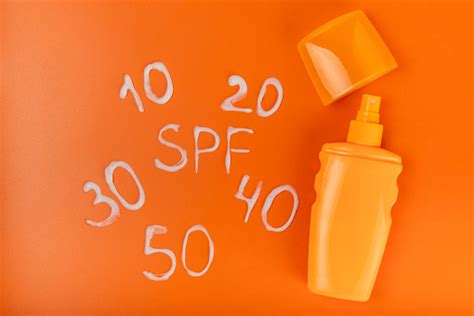 주황색 배경에 자외선 차단제 Spf 크림 자외선 차단 자외선 차단 여름 휴식과 휴가의 개념 여름 분위기 디자인 모형 쇼핑 개념입니다 건강한 생활방식에 대한 스톡 사진 및