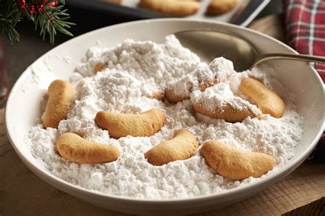 Kipferl이라는 수제 크리스마스 쿠키 만들기 바닐라로 Suger의 구운 초승달 코팅 Vanillekipferl에 대한 스톡 사진 및 기타 이미지