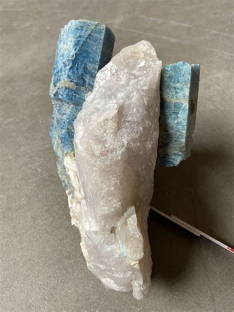 sehr große Aquamarin-Kristalle in Quarz eingewachsen aus Brasilien ...