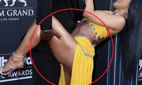 Cardi B Flips On Fans Who Photoshop A Wardrobe Malfunction Yall Wanna Look At My P Ssy So Bad