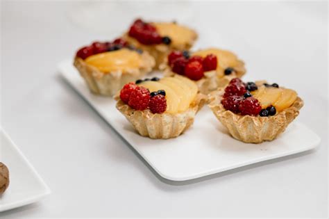 행복 한 커플 Cathering 레스토랑에서의 결혼식의 축 하에 대 한 세련 된 럭셔리 장식 오렌지 캔디 바 결혼식에 대한 스톡 사진 및 기타 이미지 Istock