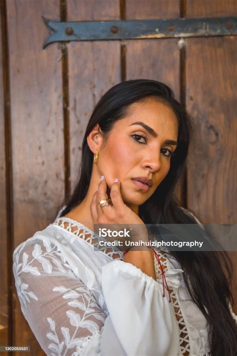 여름 라이프 스타일 흰색 드레스에 공원을 즐기는 젊은 라틴 어 갈색 머리 나무 문 배경으로 어린 예쁜 소녀의 초상화 35 39세에 대한 스톡 사진 및 기타 이미지 Istock