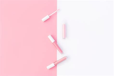 파스텔 핑크와 화이트 배경에 부드러운 핑크 립 글로스 레이아웃과 트렌디 한 디자인 템플릿 플랫 레이 스타일 공간을 복사합니다 립글로스에 대한 스톡 사진 및 기타 이미지