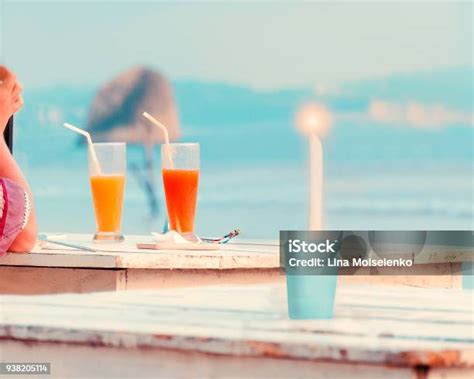 여자 손 해변에서 카페 나무 테이블에 촛불을 점화 하는 신선한 과일 주스와 두 개의 안경 바에 대한 스톡 사진 및 기타 이미지 Istock