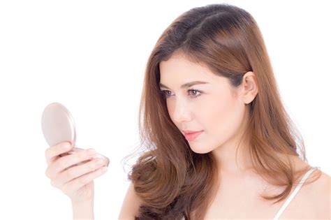 흰색 배경 웰빙 및 건강 관리 개념에 고립 된 얼굴 미소와 소녀의 뺨 메이크업 아름다움에 파우더 퍼프를 적용 하는 아름 다운