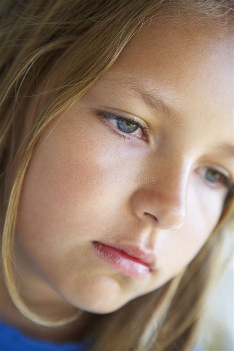 Gedeprimeerd Portret Van Het Kijken Van Het Meisje Stock Afbeelding Image Of Persoon Uitziend