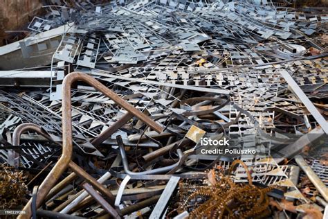 고철 더미 녹슨 금속 파이프 및 충전재 제조 공정에서 재활용을위한 재료 강철에 대한 스톡 사진 및 기타 이미지 강철 고물 집적소 고철 Istock