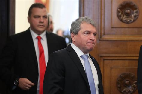 Последен шанс за кабинет Радев връчи третия мандат на ИТН