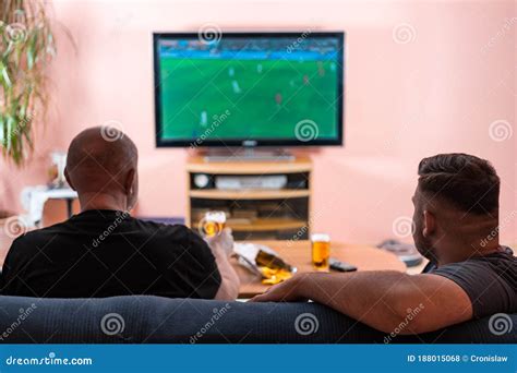Padre E Hijo Viendo F Tbol O F Tbol En Televisi N Foto De Archivo Imagen De Sentada Juego