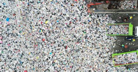 자원순환센터에 가득 쌓인 플라스틱 폐기물