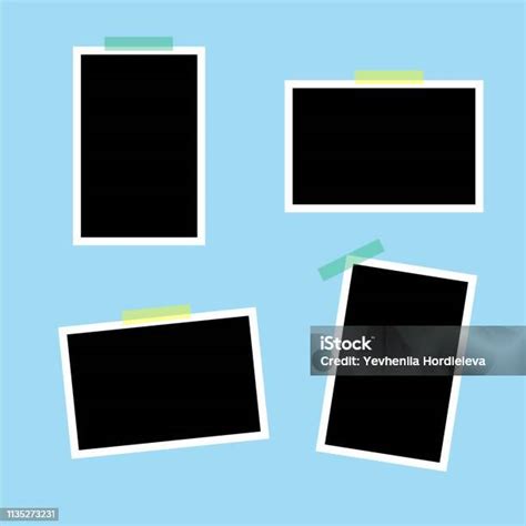 스틱 테이프와 밝은 파란색 배경에 고립 된 사진 프레임의 집합입니다 현실적인 모형을 컬러 접착 테이프 사진 또는 이미지를 배치