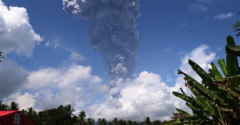 El Volcán Ibu Vuelve A Entrar En Erupción Y Lanza Una Gran Columna De