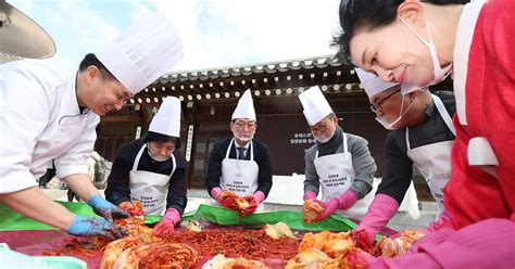 김장문화 등재 10주년 김장 담그는 최응천 청장