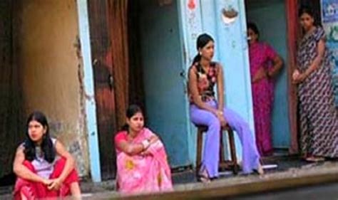 Areas In India Where Prostitution is done as tradition आखर कय भरत क इस गव म लडकय