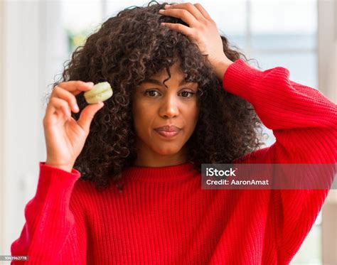 아프리카계 미국인 여 자가 머리에 손으로 압박 하는 마카롱을 들고 충격 수치심과 깜짝 얼굴로 분노와 좌절 두려워 하 고 실수에 대 한 화가 감정에 대한 스톡 사진 및 기타