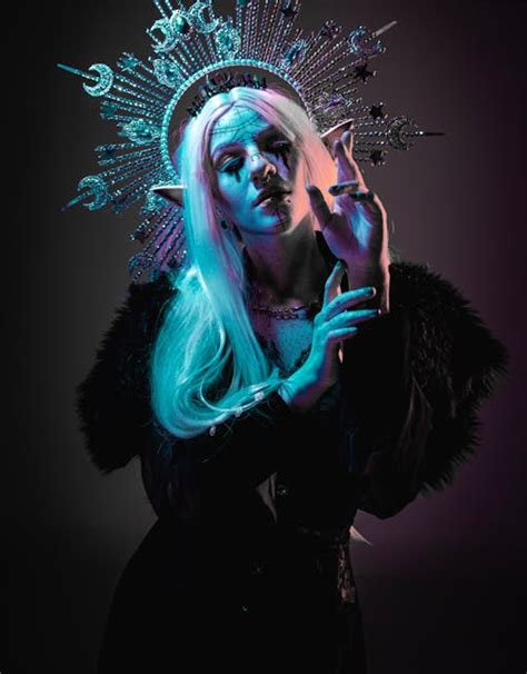 금발 긴 머리 난간 서 있는 수직 쐈어 얼굴 여성 염색 한 머리카락 초상화 패션 사진 포즈를 취하는에 관한 무료 스톡 사진