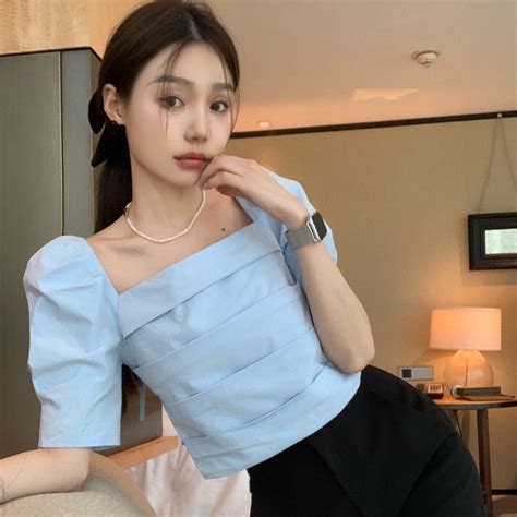 화이트 당일배송 릴리 셔링 스퀴어넥 반팔 크롭 블루 화이트 여름 반팔 블라우스 클래식 심플 오피스룩 러블리 데님 코디 데이트 하객룩 장마코디 한여름 무더위 월디페