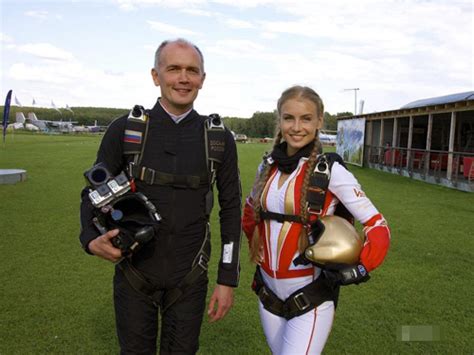 俄罗斯19岁女孩成“空中舞者” 高难度跳伞 2 社会万象 99养生堂