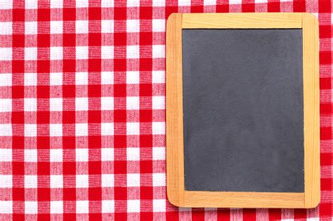 음식 조리법 템플릿 빨간색 흰색 체크 테이블 보에 빈 나무 블랙 보드 당신의 음식과 제품 디스플레이 몽타주를 위해 공간을 복사합니다 0명에 대한 스톡 사진 및 기타 이미지