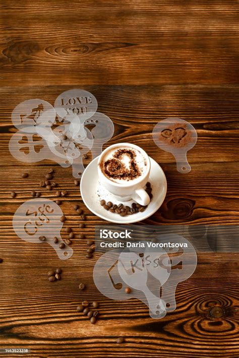 우유 거품 플라스틱 스텐실에 코코아가 있는 하트 모양의 그림을 그린 커피 라떼 한잔 0명에 대한 스톡 사진 및 기타 이미지 0명 갈색 계피 Istock