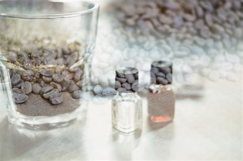 냄새와 맛 아로마와 맛 바퀴에 감정에 대 한 커피의 유리 볶은 콩을 양조 커피 이중 노출에서 방향 인식 받아 검사입니다 감각 지각에 대한 스톡 사진 및 기타 이미지 Istock