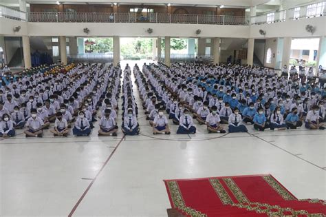 คณะครูและนักเรียน โรงเรียนสตรีมารดาพิทักษ์