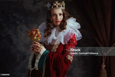 말린 꽃과 화이트 칼라가 있는 빨간 드레스를 입은 중세 여왕 1위에 대한 스톡 사진 및 기타 이미지 1위 40 44세