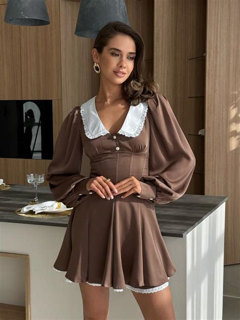 Шоколадна шовкова сукня з білим комірцем — ціна 1519 грн у каталозі Короткі сукні Купити жіночі