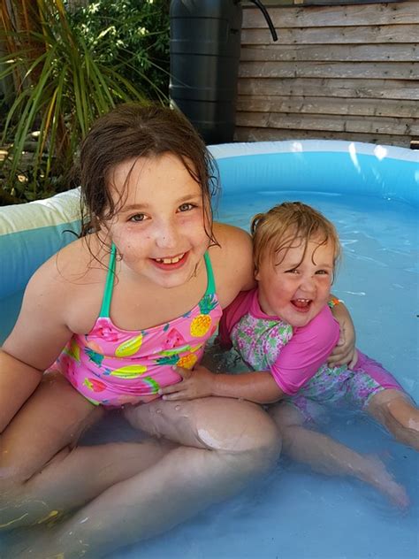 น้องสาว สระน้ำ การว่ายน้ำ ภาพฟรีบน Pixabay Pixabay