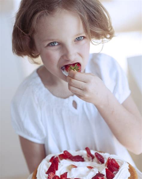 Primo Piano Della Ragazza Con Il Dolce Che Mangia Fragola Immagine Stock Immagine Di Torta