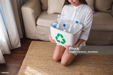 집에서 쓰레기통에 재활용 가능한 쓰레기 플라스틱 병을 모으고 들고있는 여성의 클로즈업 이미지 0에 대한 스톡 사진 및 기타 이미지 Istock