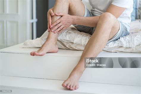 관절 염증 발 통증 집에서 발 통증으로 고통받는 남자 편정 개념 건강관리와 의술에 대한 스톡 사진 및 기타 이미지 건강관리와 의술 건병증 경련 Istock